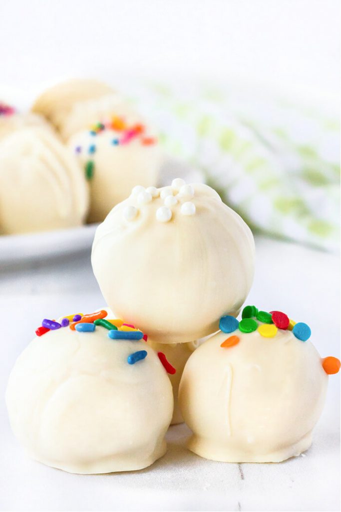 Cake Balls Recipe - Mama Loves Food