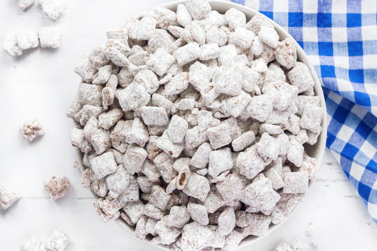 Puppy Chow (Muddy Buddies) - Mama Loves Food