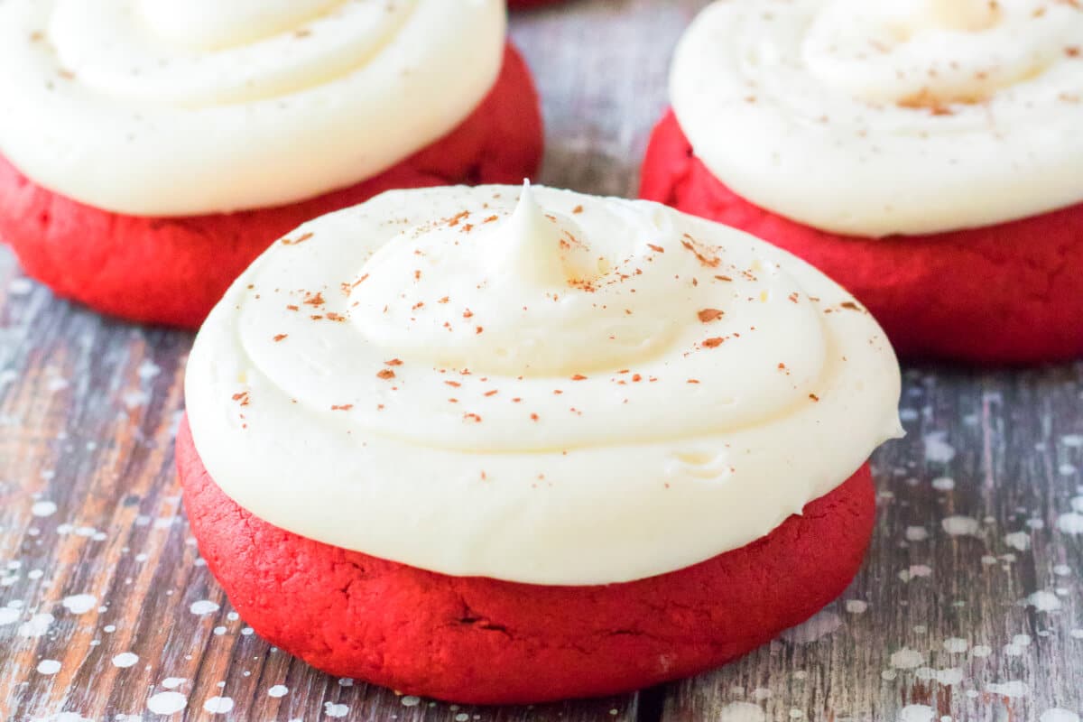 Red Velvet Cookies - Mama Loves Food