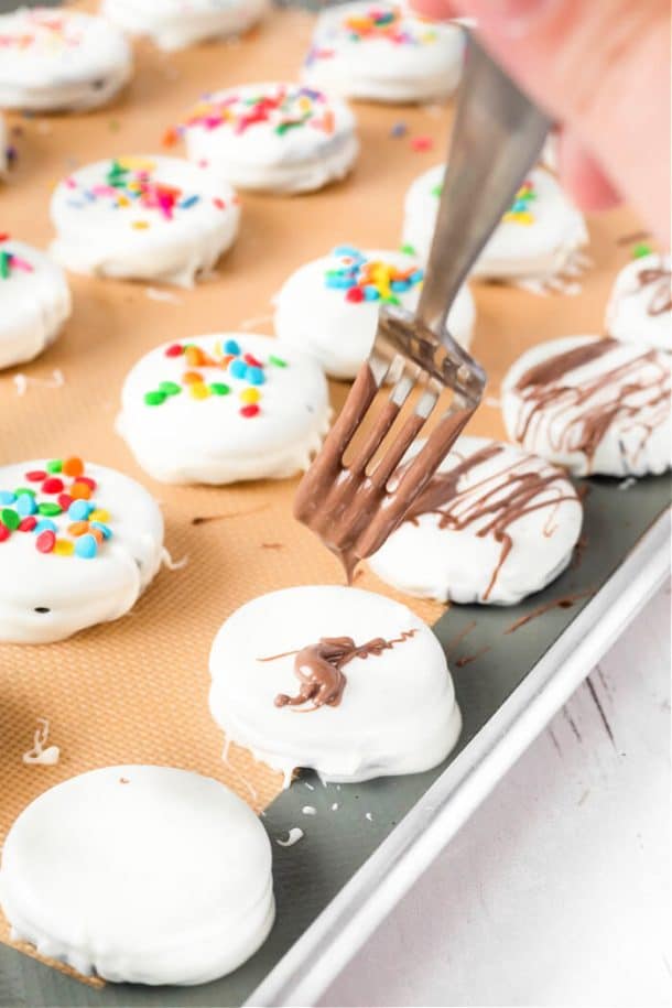 White Chocolate Covered Oreos - Mama Loves Food